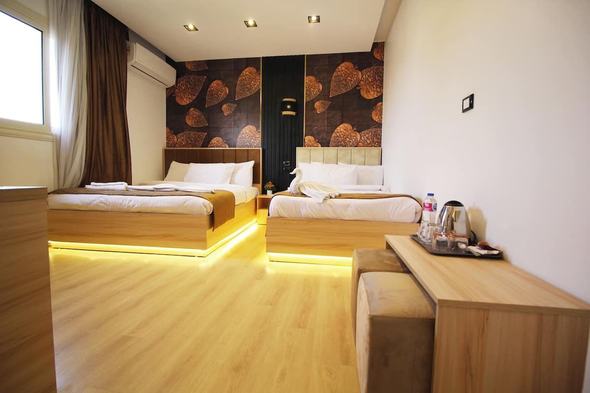 Quarto triplo luxo, vista para a cidade | Roupas de cama de algodão egípcio, roupas de cama premium, frigobar