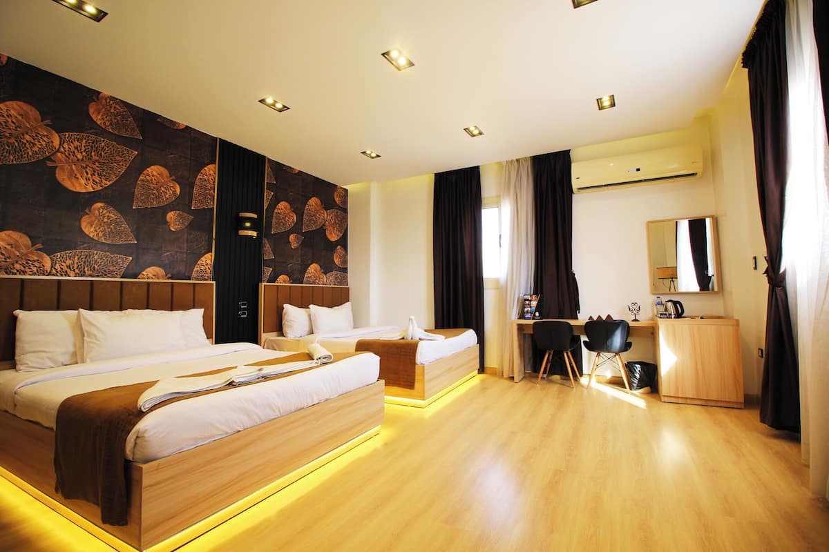 Quarto quádruplo luxo, 2 camas Queen, vista para o jardim | Roupas de cama de algodão egípcio, roupas de cama premium, frigobar