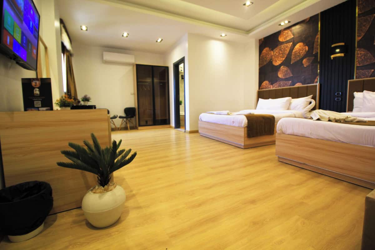 Quarto quádruplo luxo, 2 camas Queen, vista para a cidade | Roupas de cama de algodão egípcio, roupas de cama premium, frigobar