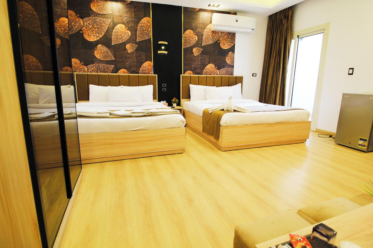 Quarto quádruplo luxo, sacada, vista para o jardim | Roupas de cama de algodão egípcio, roupas de cama premium, frigobar