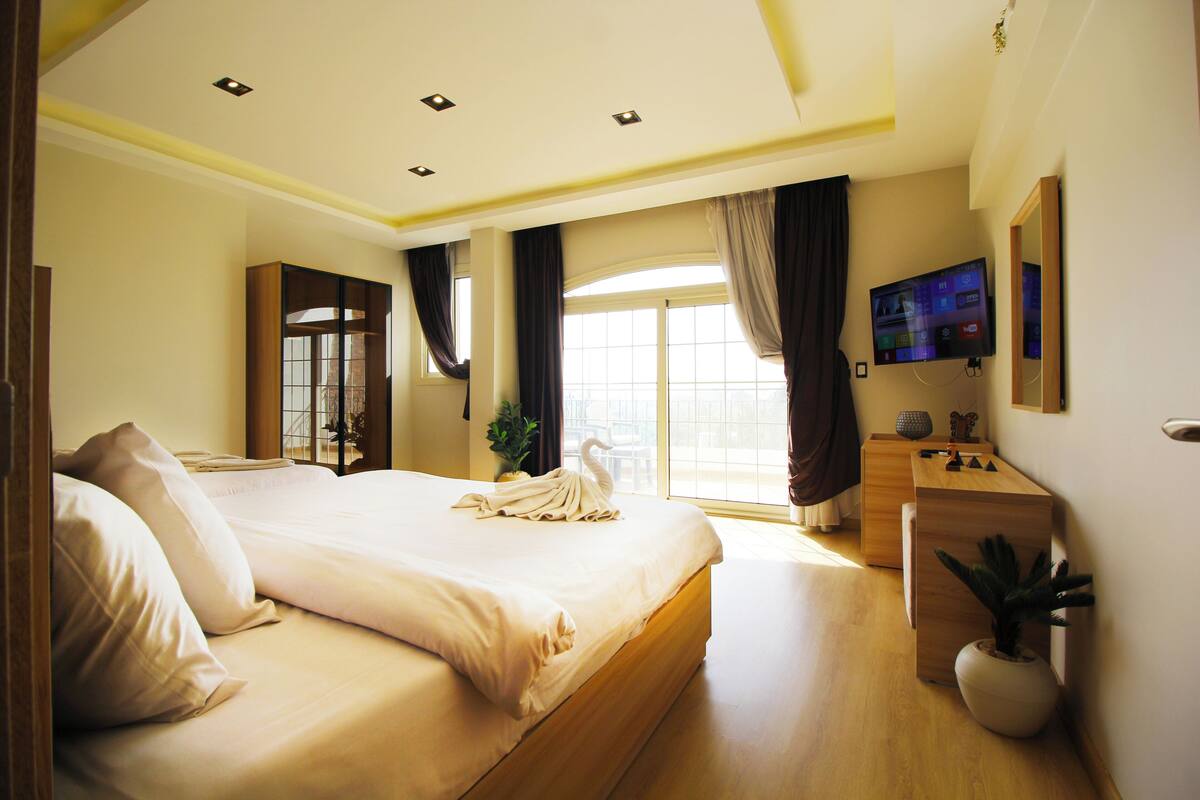 Suíte júnior, sacada, vista para a cidade | Roupas de cama de algodão egípcio, roupas de cama premium, frigobar