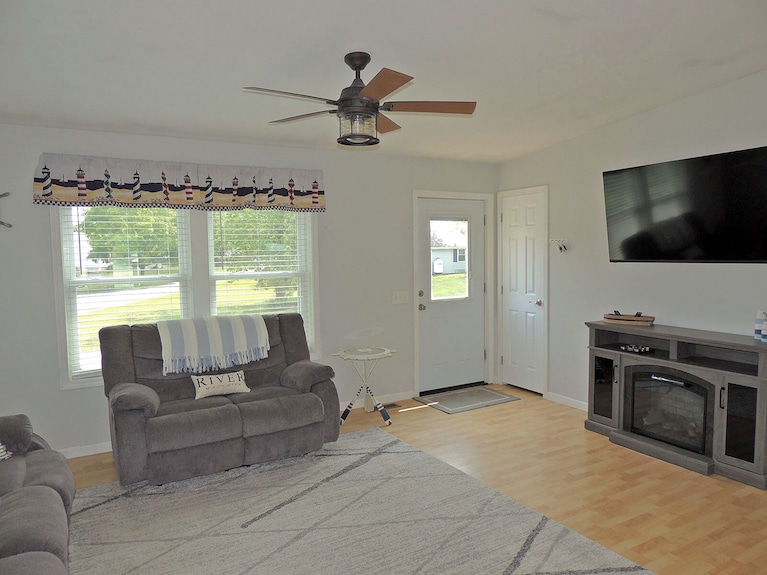 Cute 3br/2ba Home Located In The Village Of Clayton With Dock Rental Available - Clayton, NY