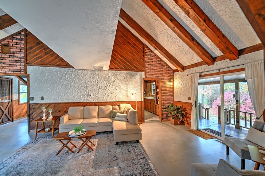 The Back Porch Haven\nstay In Amish Country Yet Close To Notre Dame - Constantine, MI