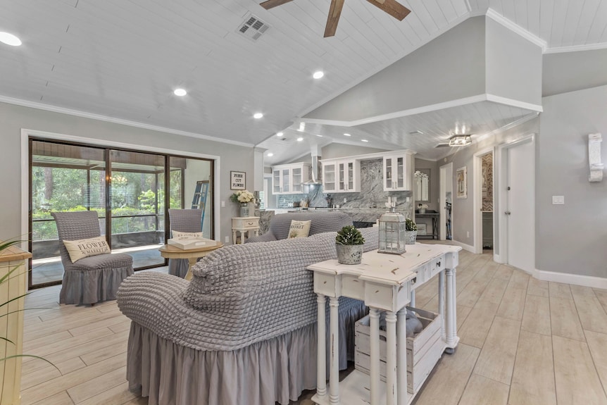 Charming 4-bed 2.5 Bath Modern Home On 5 Acres. Pond, Trails, Wildlife. Sleeps 8 - Lake Mary, FL