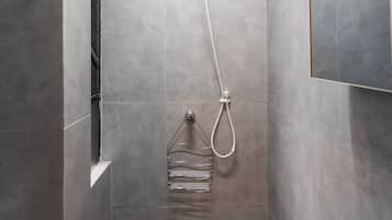 Quarto design | Banheiro | Chuveiro, chuveiro com efeito de chuva, toalhas de banho, sabonete