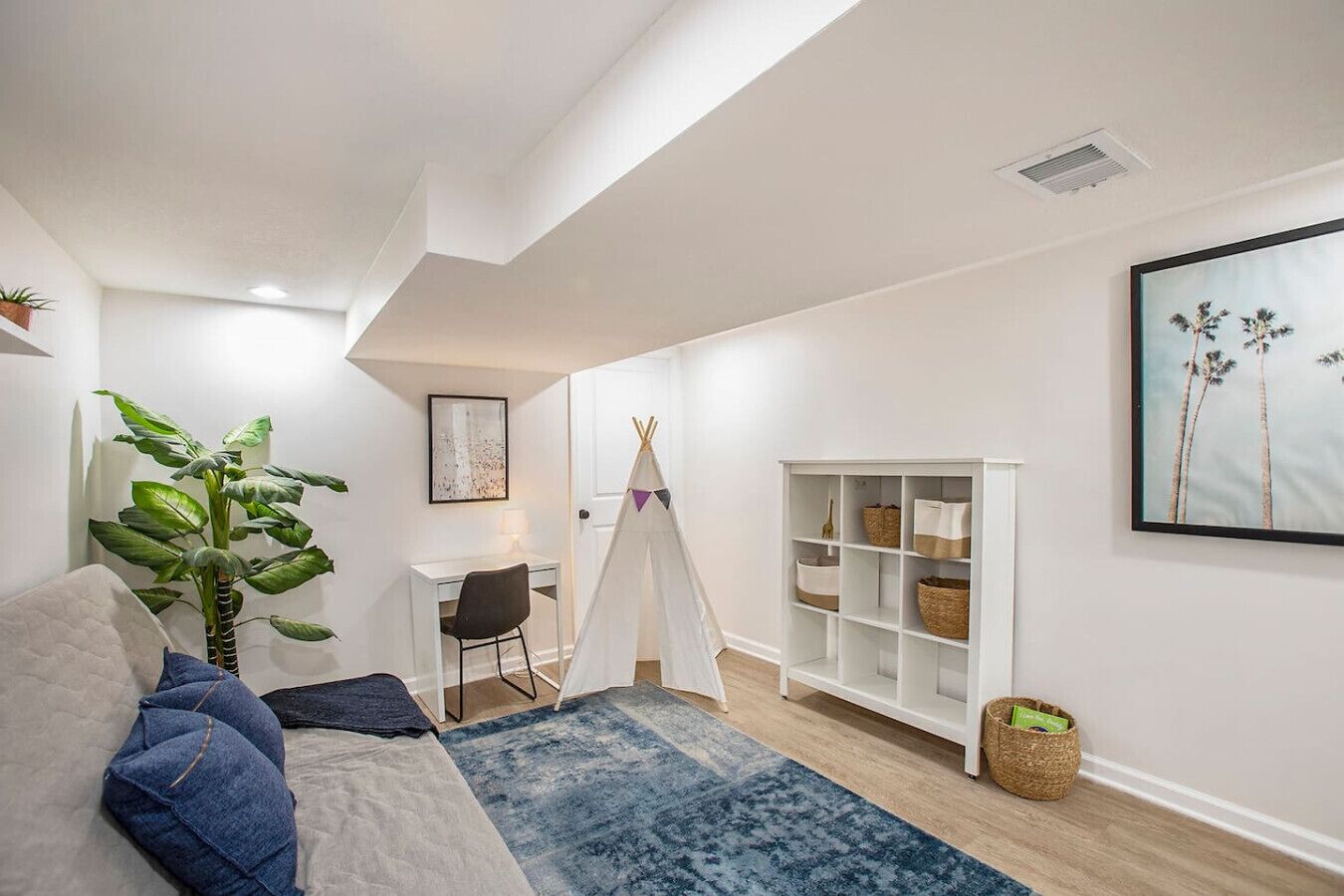 Spacious & Updated Getaway! Pool & Hot Tub 10 Beds - Olathe, KS