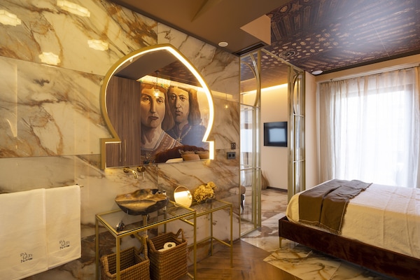 Apartamento lua de mel, piscina particular (Reyes Católicos) | Banheiro | Chuveiro, produtos de toalete grátis, secador de cabelo