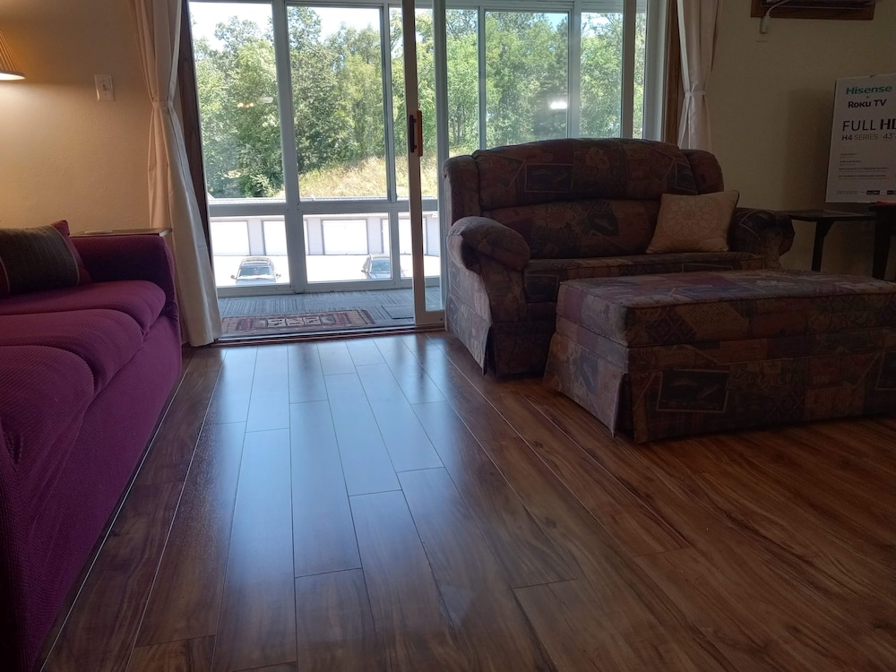 Edgewater Condo, Central Location, Beach,
Dock, Indoor & Outdoor Pools, Sauna. - Minnesota