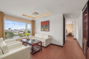 Estúdio Deluxe | Minibar, cofre com capacidade para portátil, secretária 