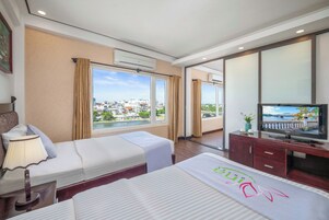 Quarto Quádruplo Deluxe, 2 quartos, 2 casas de banho, vista para o rio | Minibar, cofre com capacidade para portátil, secretária 