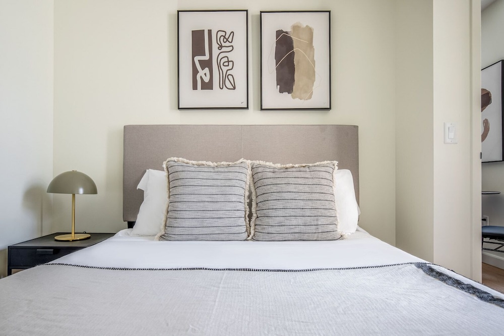 Upscale Back Bay 1BR w/ Gym & W/D, nr Dining, by Blueground - Boston | Vrbo