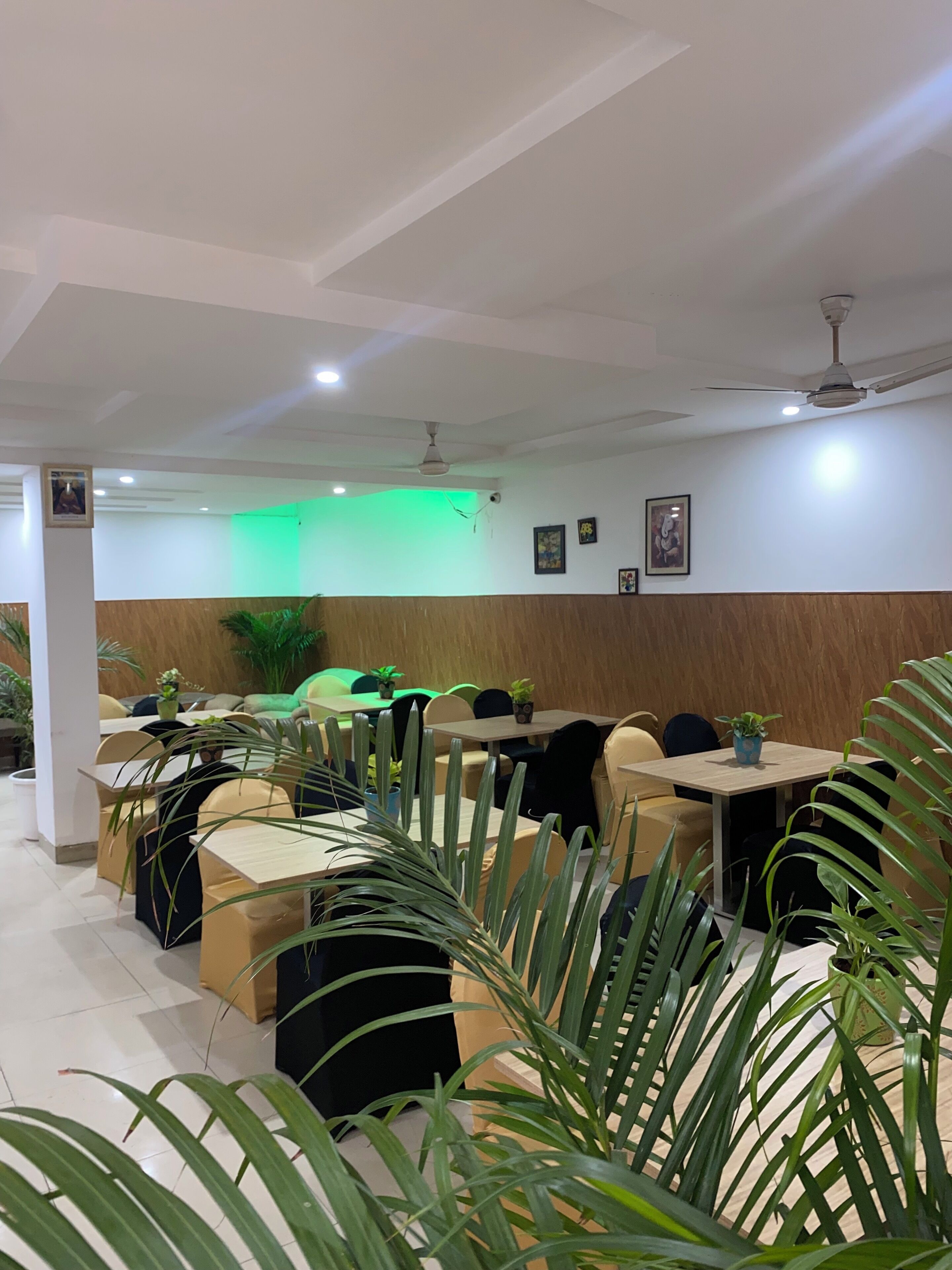 Café da manhã continental todos os dias (INR 350 por pessoa) 