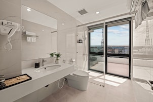 Quarto casal luxo, vista para a cidade | Banheiro | Banheira e chuveiro separados, chuveiro com efeito de chuva