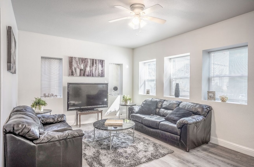 Enjoy A Stylish Experience At This Kick Back And Relax In A Calm Stylish Space - Berkeley, CA