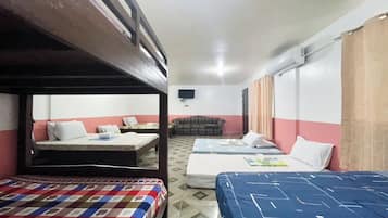 Quarto casal família | 1 quarto, escrivaninha, roupa de cama