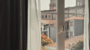 1 quarto, escrivaninha, espaço de trabalho para notebook