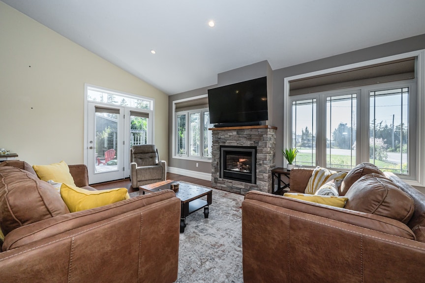 Ace Cottage - Craftsman Cottage With Hot Tub Near Beach - Sauble Beach