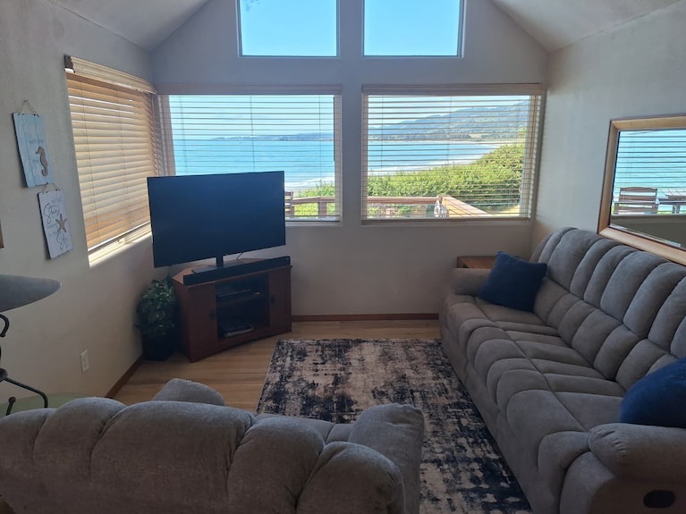 Oceanfront Cabin 3 With Private Jacuzzi & Impressive Views - Smith River, CA