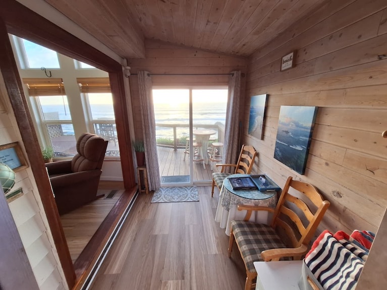 Ocean Front Cabin 11 With Private Jacuzzi & Superb Views - Brookings, OR