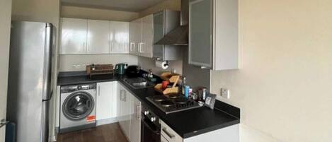 Apartamento Básico, 1 cama de casal | Cozinha privada | Um frigorífico, um forno, uma placa de cozinha, uma chaleira elétrica
