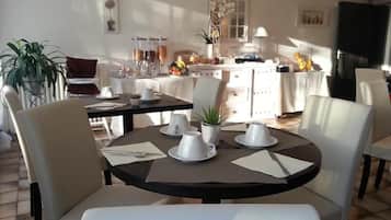Pequeno-almoço tipo buffet diário (11.80 EUR por pessoa)