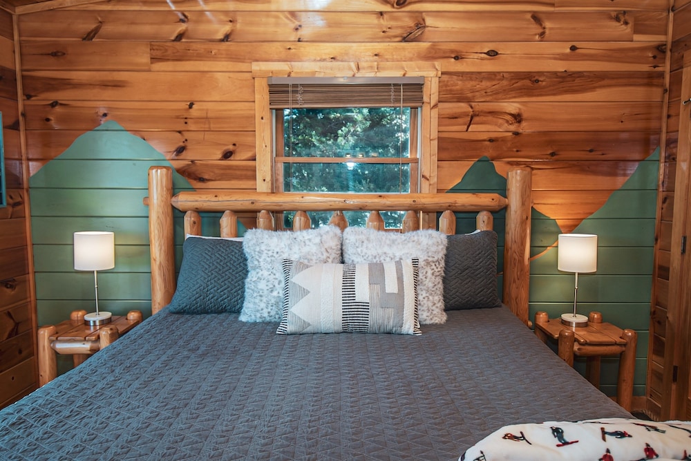 Smoky Mtn Holiday! Sleep 16! Hot tub! XL GmRm! Firepit! A+ Location! Easy Roads! - Pigeon Forge ...