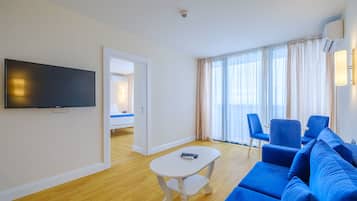 Suite Deluxe, vista para o mar | Sala | Televisor LCD