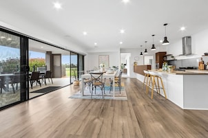 Casa empresarial | Cozinha privada | Geladeira grande, micro-ondas, fogão, cooktop