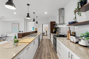 Casa empresarial | Cozinha privada | Geladeira grande, micro-ondas, fogão, cooktop