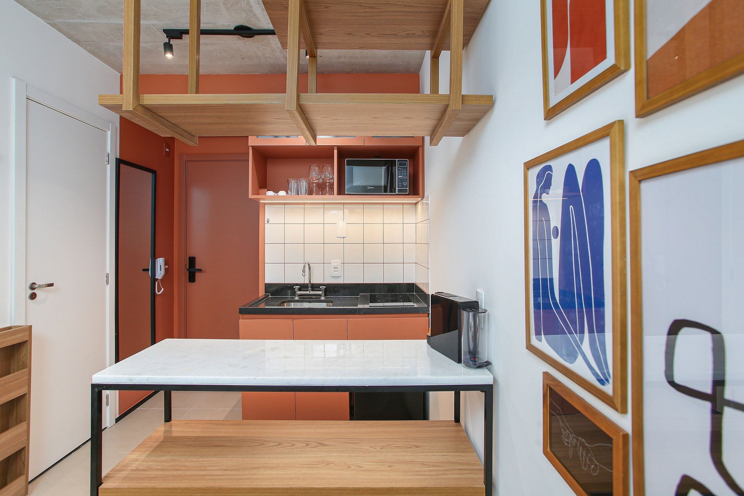 Apartamento | Cozinha privada | Um micro-ondas, utensílios de cozinha 