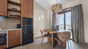 Apartamento, 2 quartos, vista para o mar | Cozinha privada | Um forno, uma cafeteira/bule, uma chaleira elétrica