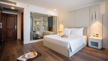 Quarto Triplo Deluxe | Roupa de alta qualidade, minibar, cofre no quarto, secretária