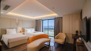Quarto quádruplo, sacada | Roupas de cama premium, frigobar, cofres nos quartos, escrivaninha