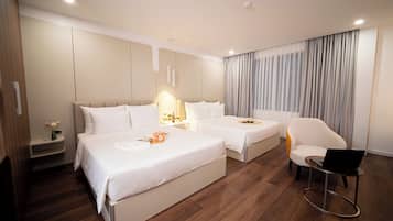 Roupas de cama premium, frigobar, cofres nos quartos, escrivaninha