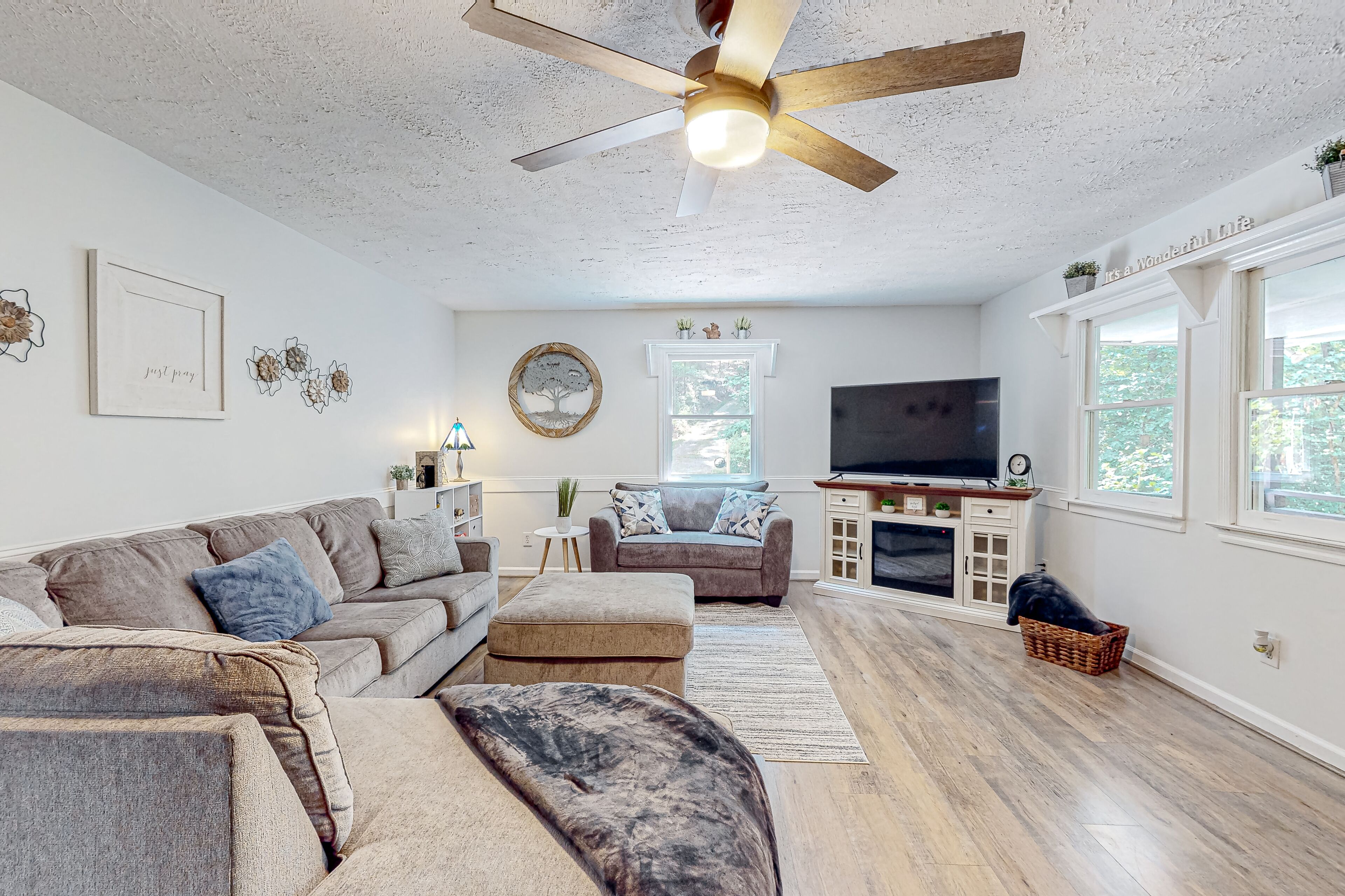 Beautiful Cabin With Large Front Porch, River Access & Peaceful Surroundings - Clarkesville, GA