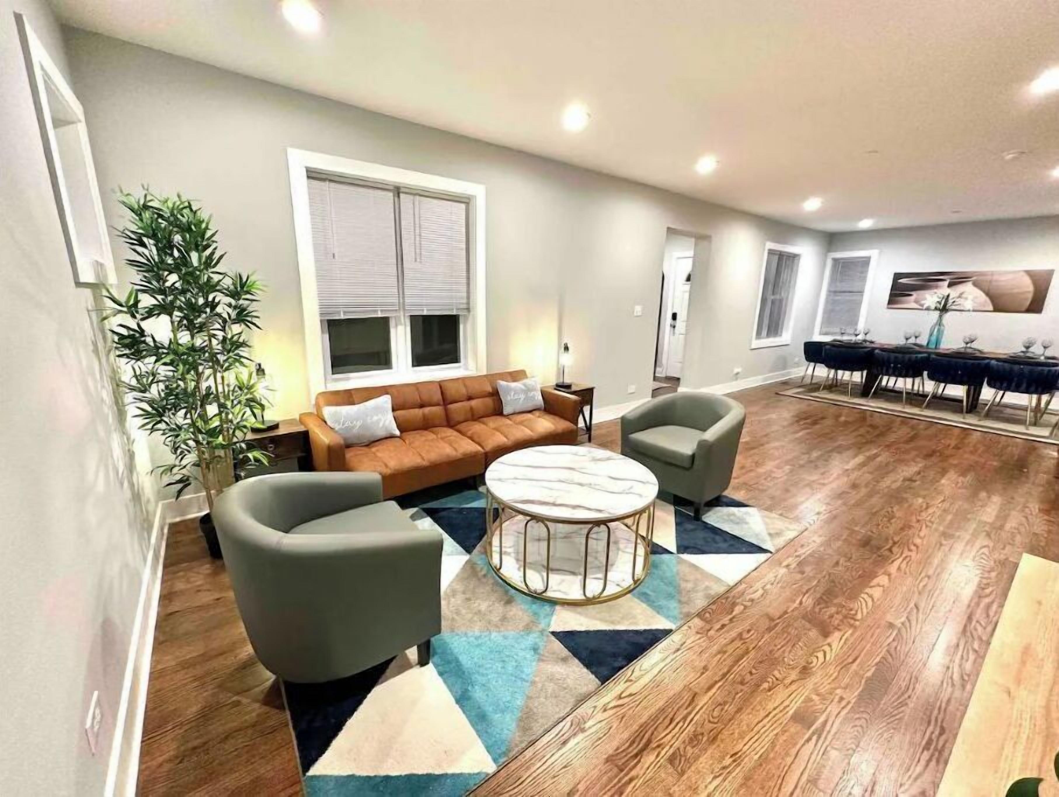 Oak Park 3000 Sq Ft, Sleep 16 - Cicero, IL