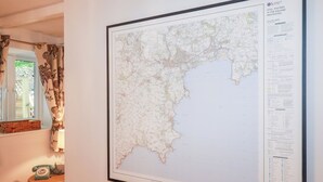 Um mapa grande com detalhes das ruas e pontos turísticos, emoldurado e pendurado na parede.