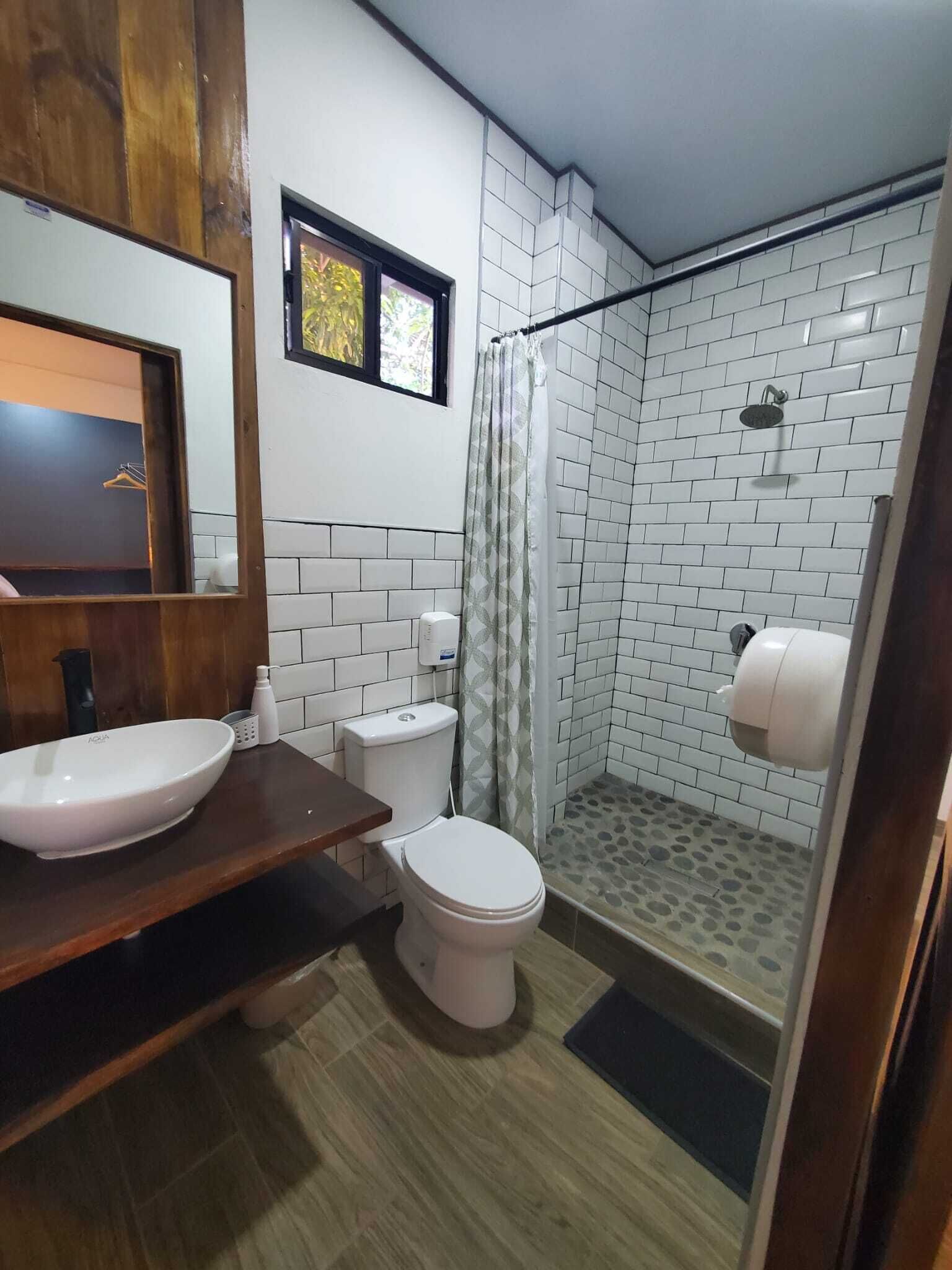 Quarto Deluxe, varanda, vista parcial para o oceano | Casa de banho