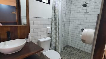 Quarto Deluxe, varanda, vista parcial para o oceano | Casa de banho