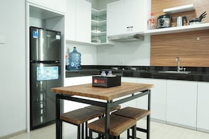 Apartamento | Cozinha privada | Um frigorífico/congelador grande, uma placa de cozinha