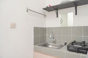 Apartamento | Cozinha privada | Geladeira grande, cooktop