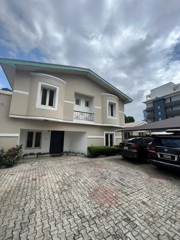 Emperor's Place Luxury Room - Lagos