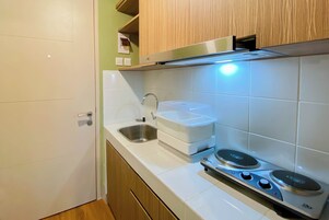 Estúdio Standard | Cozinha privada | Um frigorífico/congelador grande, um micro-ondas, uma placa de cozinha 