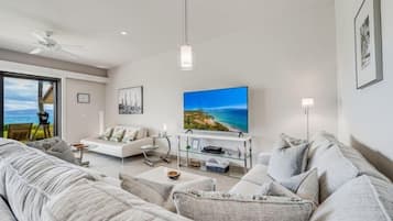 Apartamento em Condomínio Fechado, 2 quartos | Sala de estar | Televisor