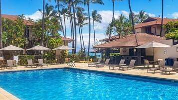 Apartamento em Condomínio Fechado, 2 quartos | Piscina | Uma piscina aquecida