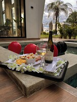 4 piscinas exteriores, da(s) 9:00 à(s) 20:00, guarda-sóis 