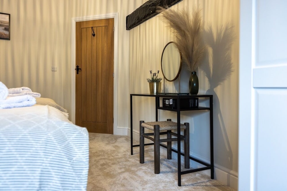 Cosy cottage on the grounds of Mathern Palace; sleeps 4 with large ...