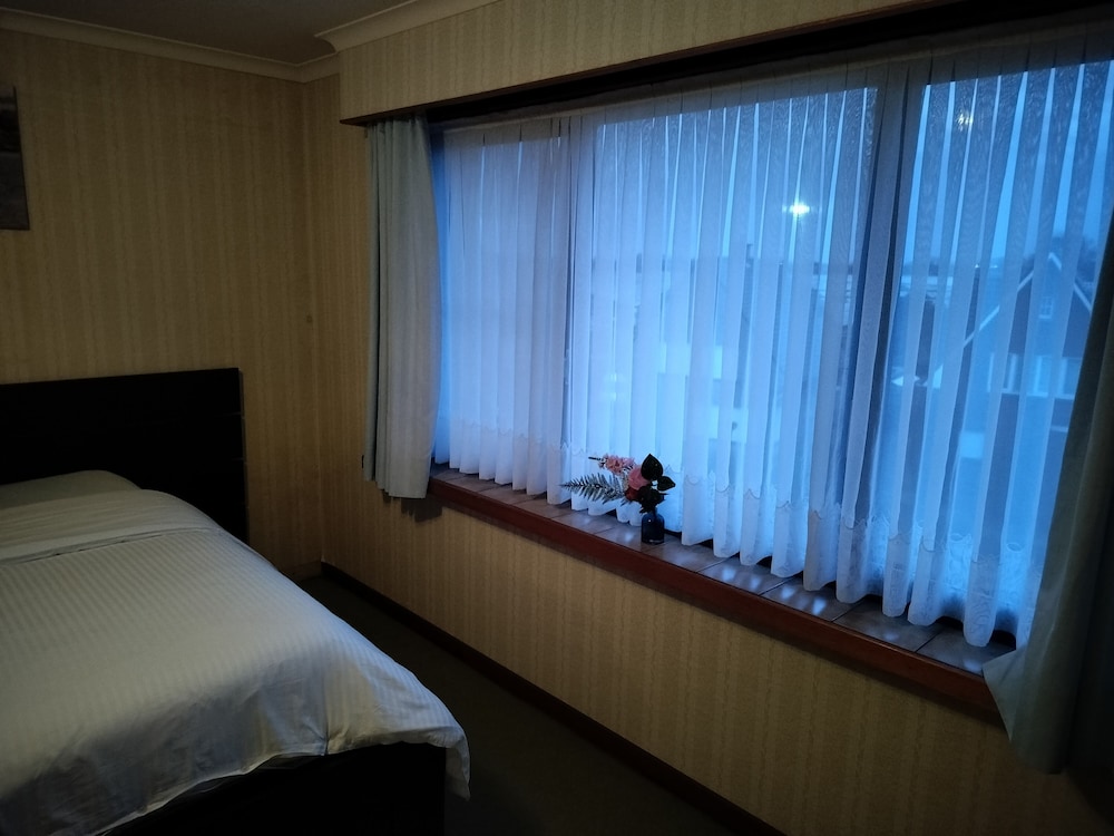 Hi.
It's Family House With Rooms , Private Room Wifi Shared Kitchen,wc , Douche. - Beveren