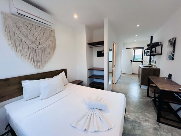 Quarto Deluxe | Cofre com capacidade para portátil, secretária, roupa de cama fornecida 