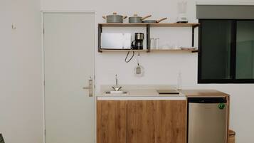 Quarto Cidade | Kitchenette privada | Minifrigorífico, um micro-ondas, uma placa de cozinha